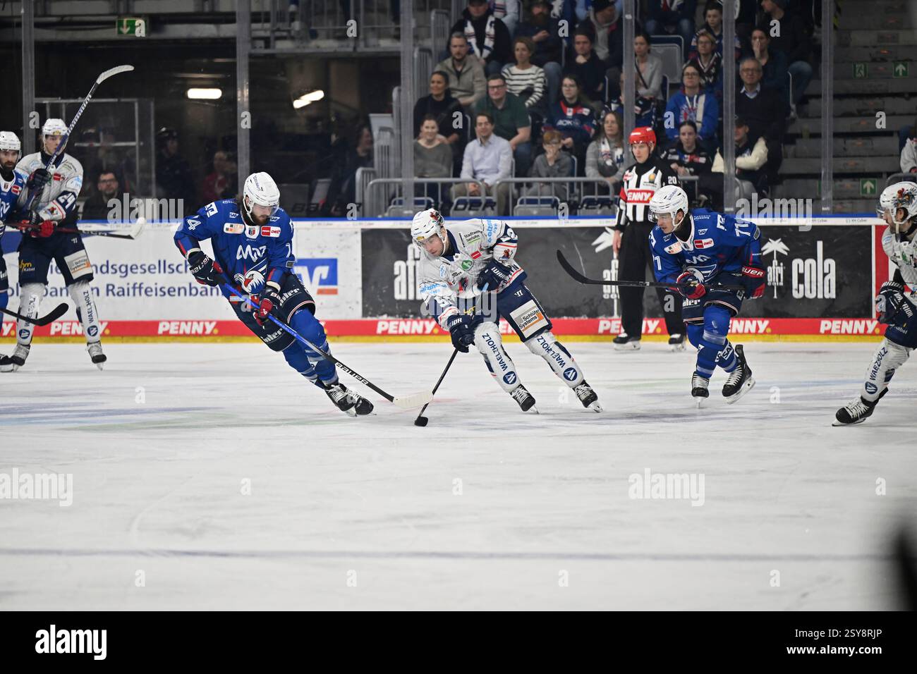 Ryan MacInnis (Adler Mannheim #74) in der Defensive GER, Adler Mannheim ...