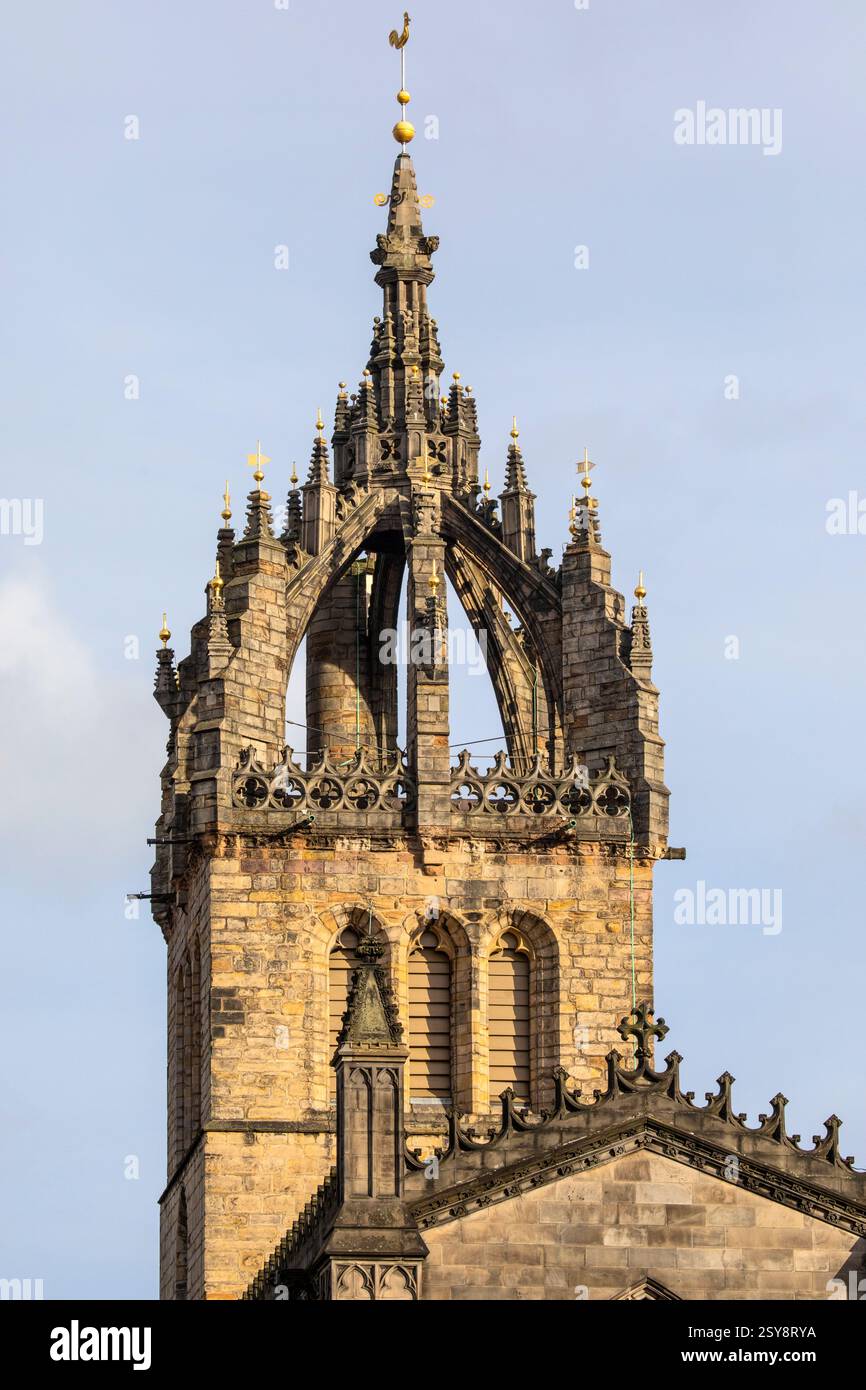 View of the historic St. Giles Cathedral in the city of Edinburgh ...