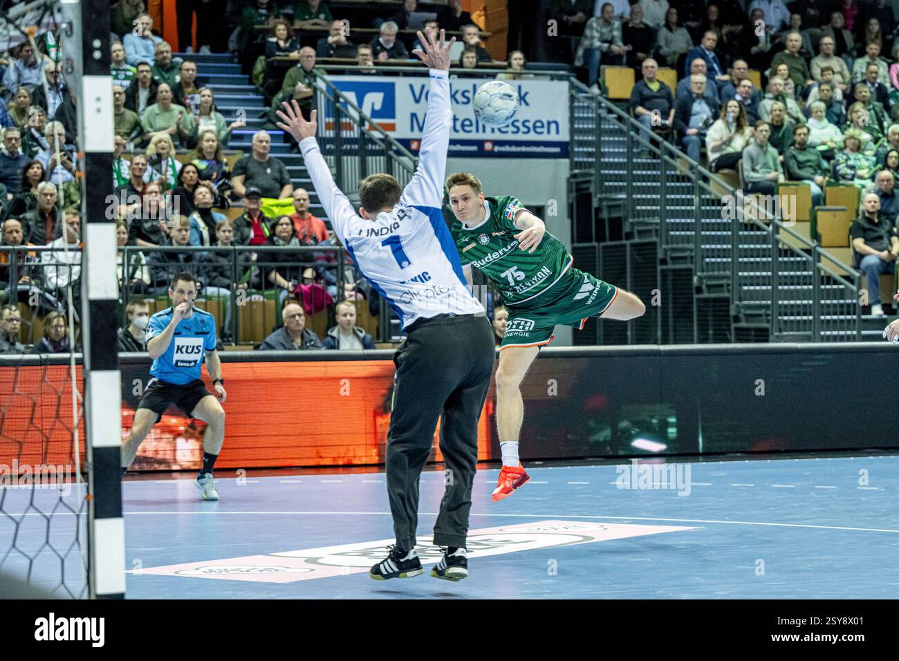 Wetzlar, Deutschland. 27th Feb, 2025. Domen Novak (HSG Wetzlar, 75 ...