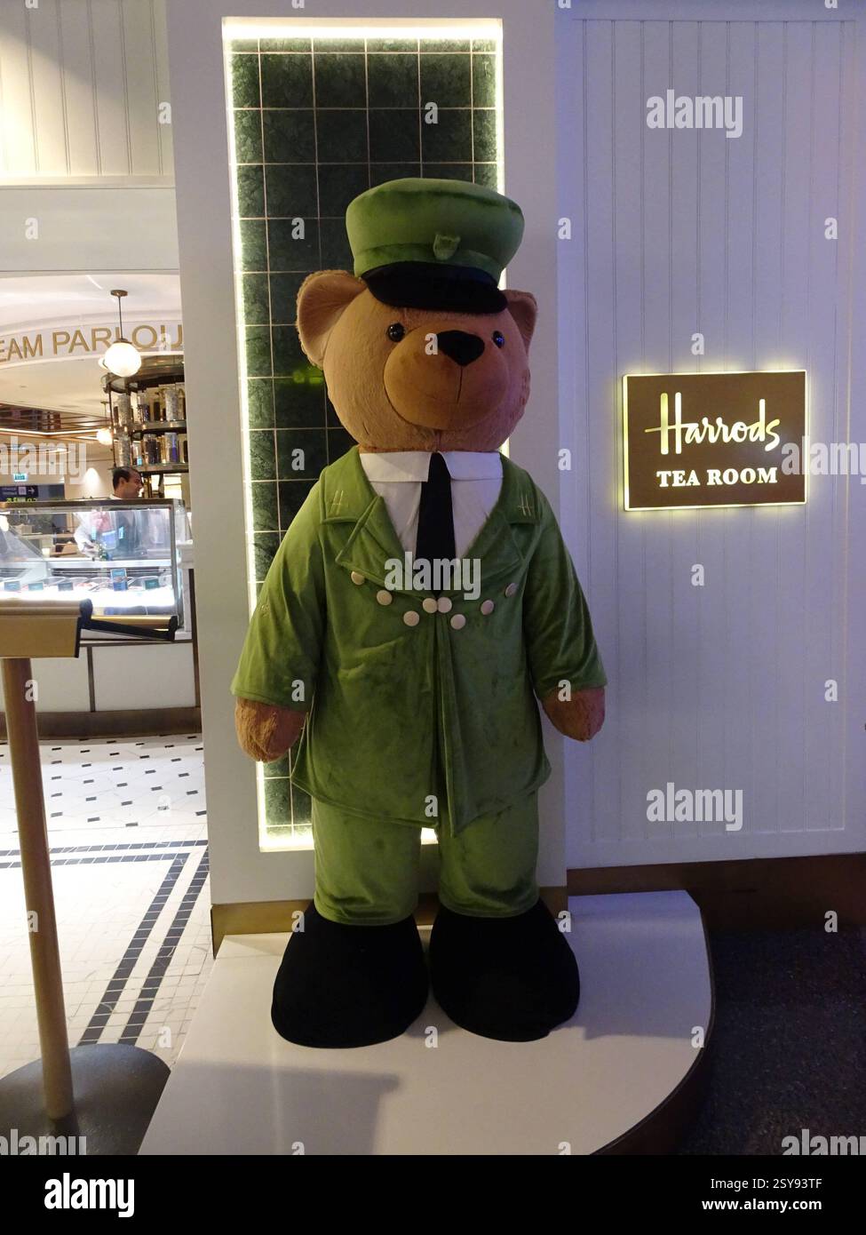 Harrods, Duty Free Shop, Airport, Flughafen, Doha, Qatar, 2025, Manfred ...