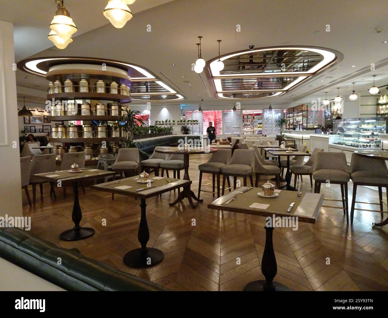 Harrods, Tearoom, Duty Free Shop, Airport, Flughafen, Doha, Qatar, 2025 ...