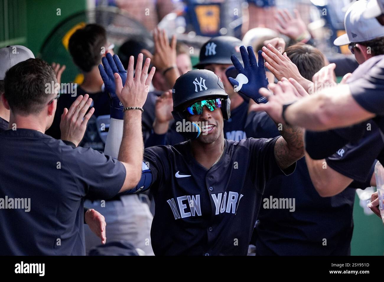 New York Yankees' Alexander Vargas celebrates with teammates after ...