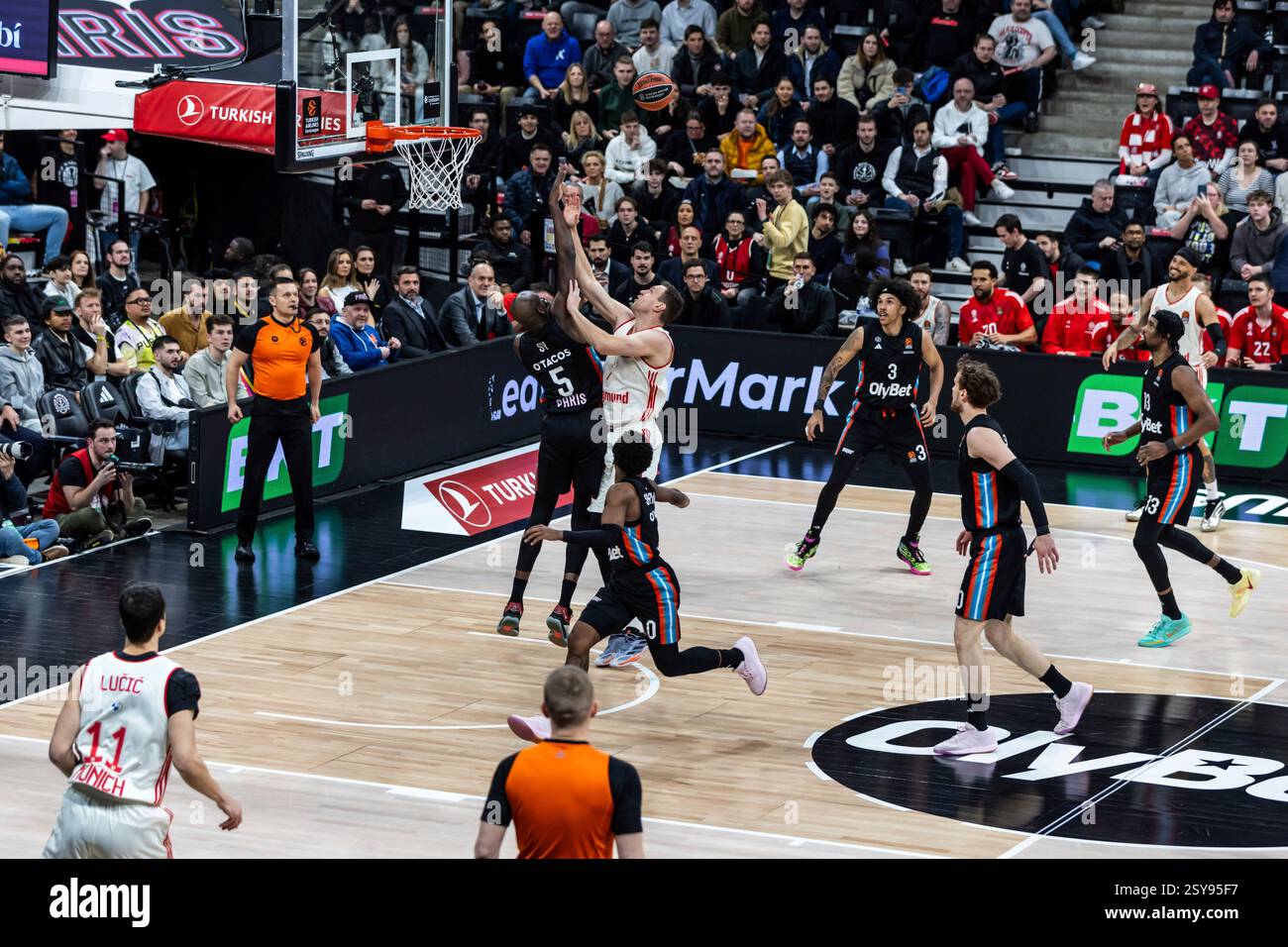 Paris, Frankreich. 27th Feb, 2025. Vladimir Lucic (FC Bayern Muenchen ...