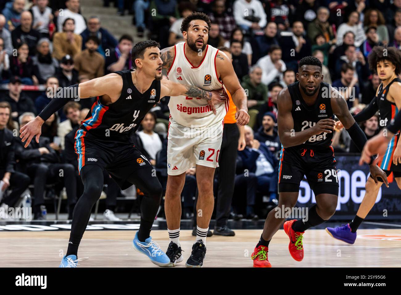 Paris, Frankreich. 27th Feb, 2025. Elias Harris (FC Bayern Muenchen ...