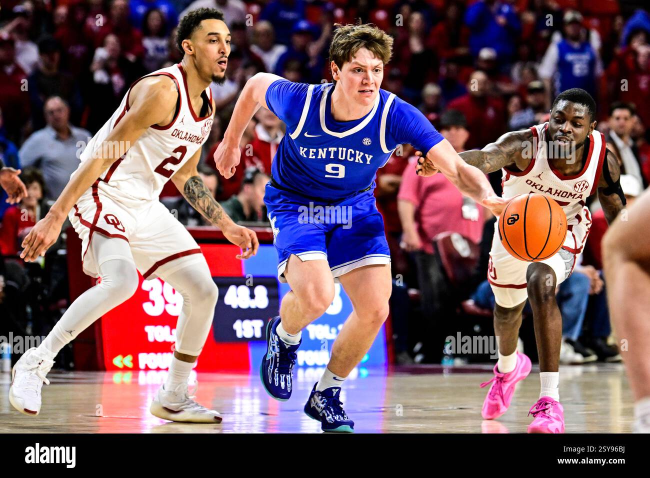 Kentucky forward Trent Noah (9) drives pass Oklahoma guard Brycen ...