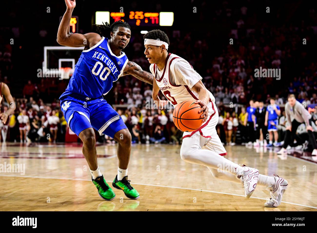 Oklahoma guard Jeremiah Fears (0) drives against Kentucky guard Otega ...