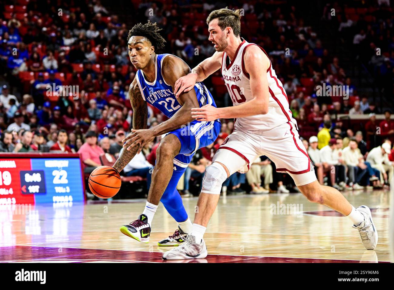Kentucky center Amari Williams (22) drives against Oklahoma forward Sam ...