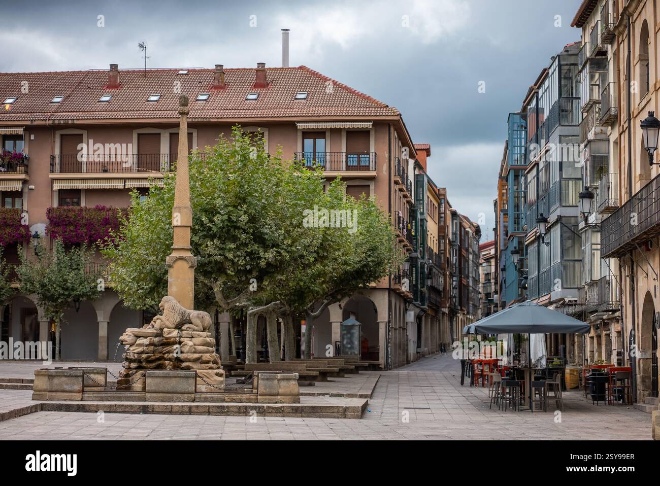 Quiet town square benches flowers hi-res stock photography and images ...