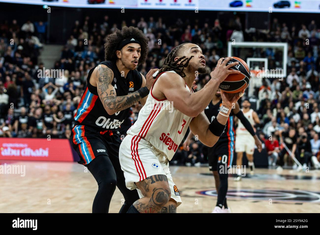 Paris, Frankreich. 27th Feb, 2025. Carsen Edwards (FC Bayern Muenchen ...