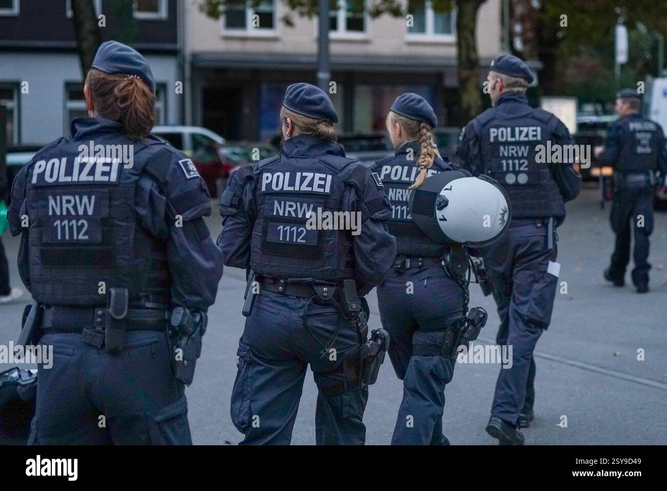 Deutschland, Europa Polizeieinsatz in Nordrhein-Westfalen: Eine Gruppe ...
