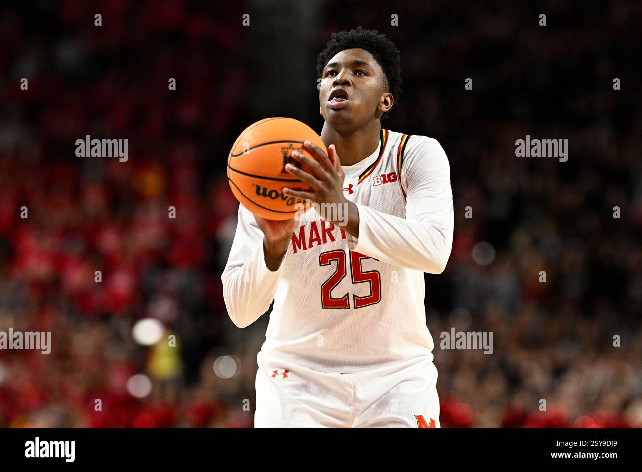 Maryland center Derik Queen (25) in action during the second half of an ...