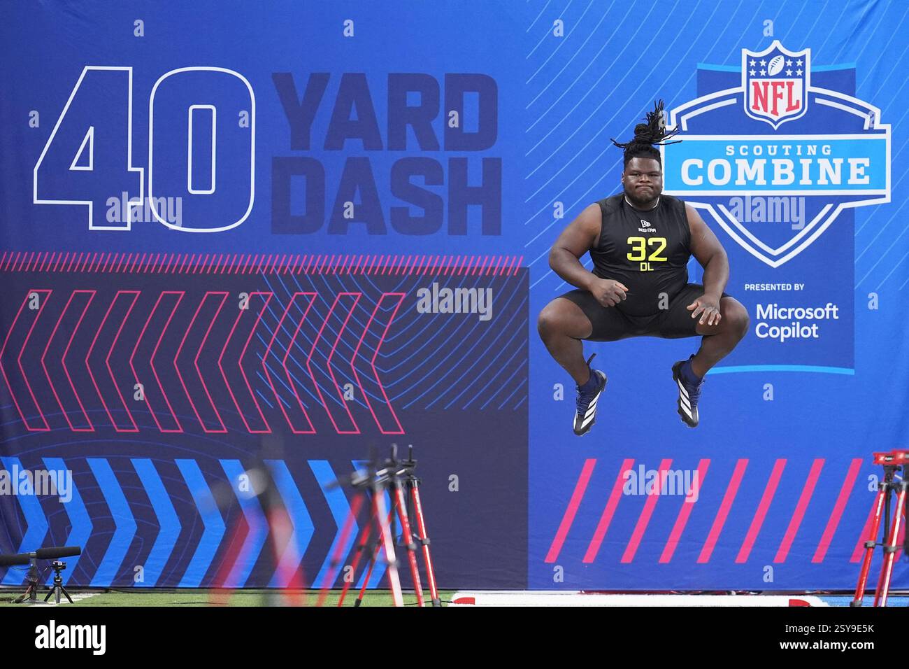Tennessee defensive lineman Elijah Simmons runs the 40-yard dash at the ...