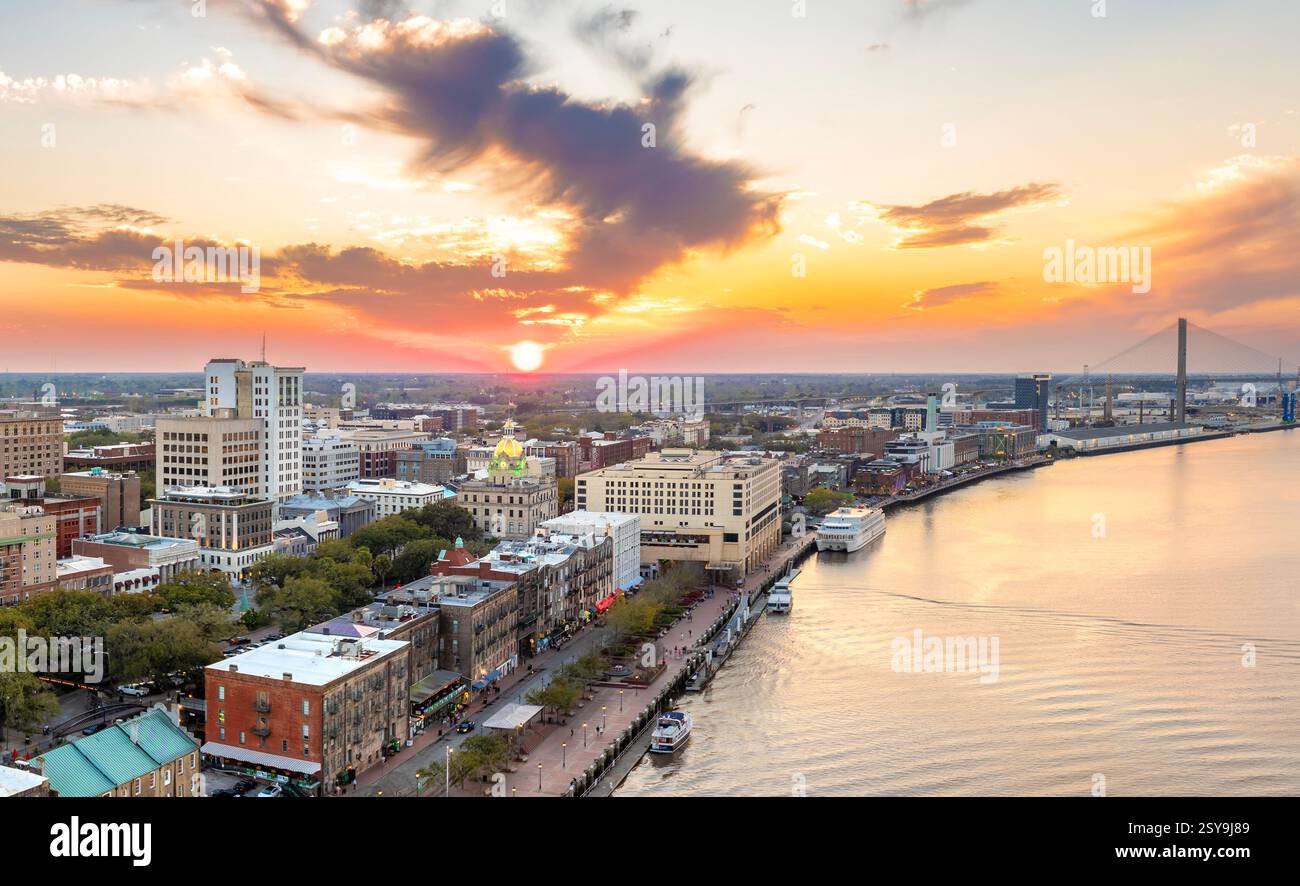 Savannah, Georgia. Famous historic River Street with waterfront tourist ...