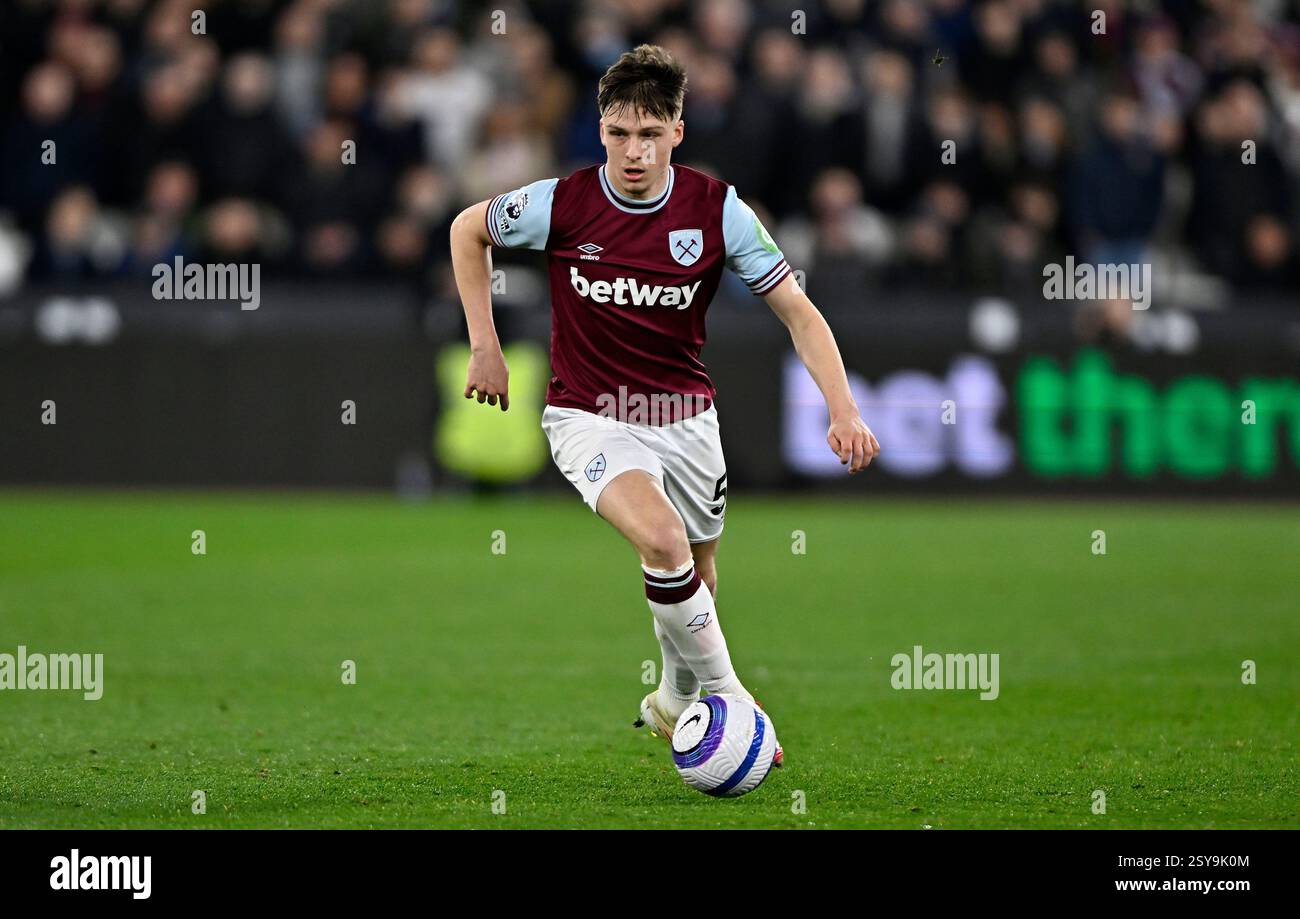 London, UK. 27th Feb, 2025. Ollie Scarles (West Ham) during the West ...