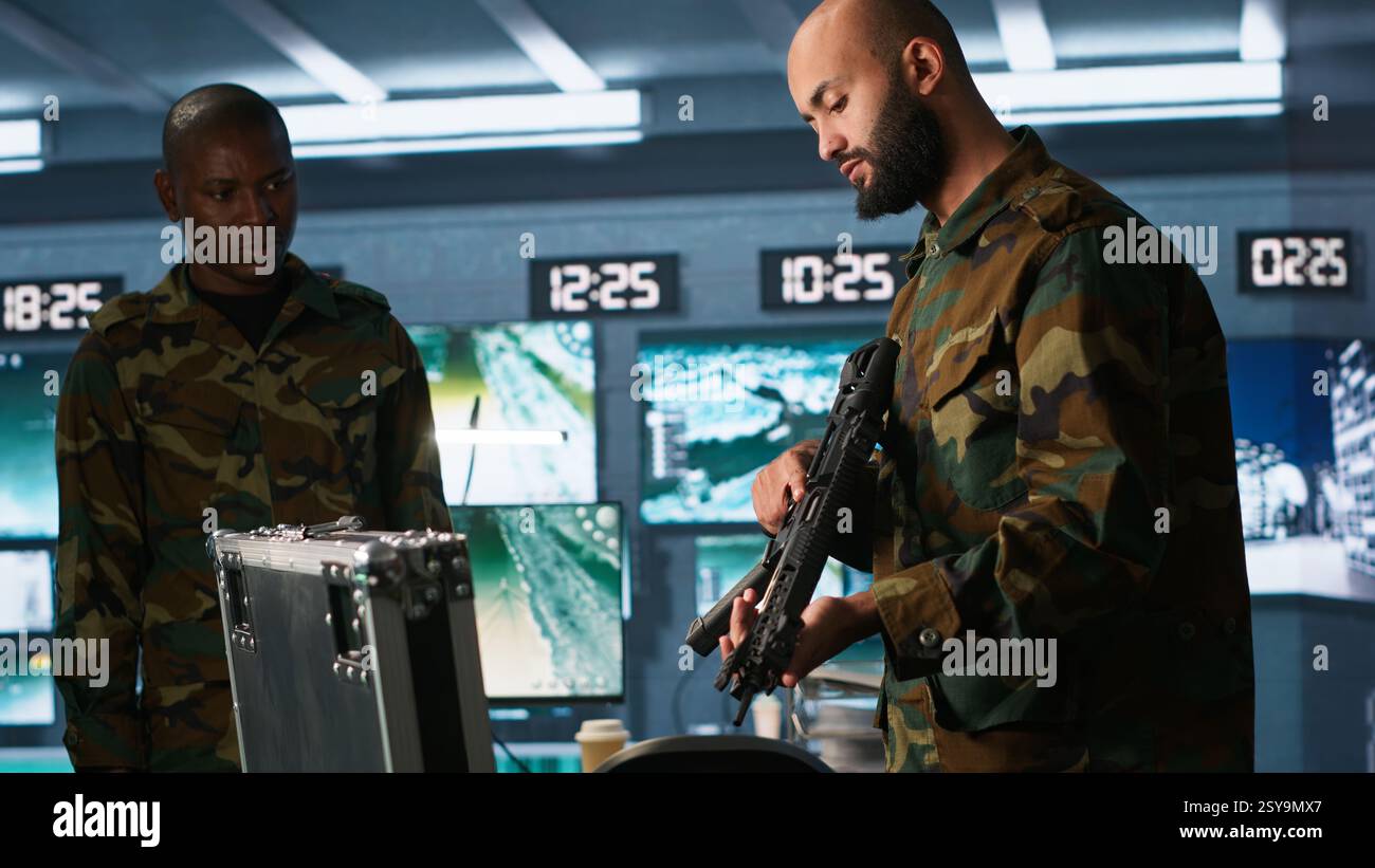 Packing soldiers hi-res stock photography and images - Alamy