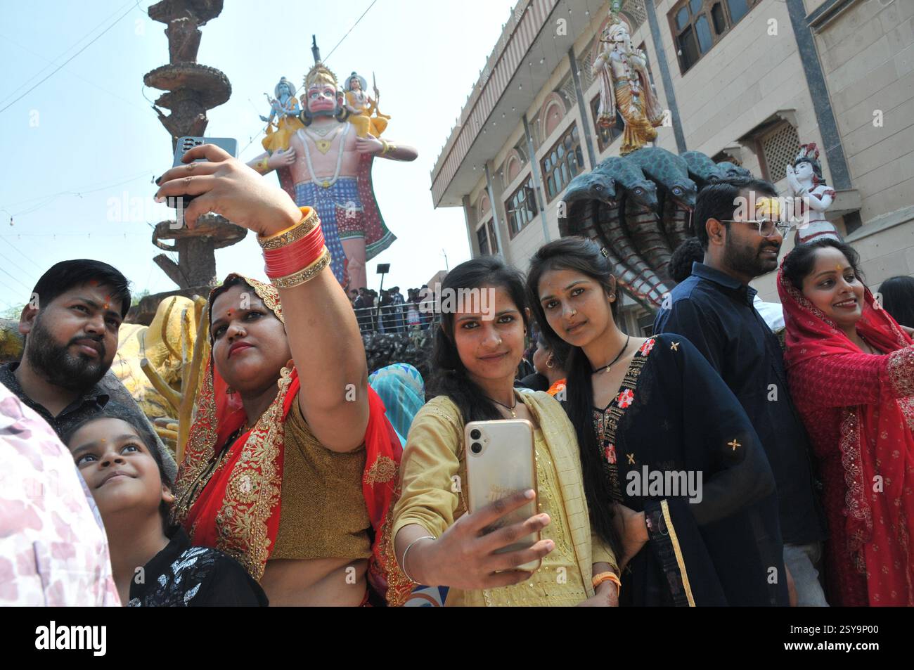 New Delhi, Delhi, India. 26th Feb, 2025. Selfie front of god Hanuman ...