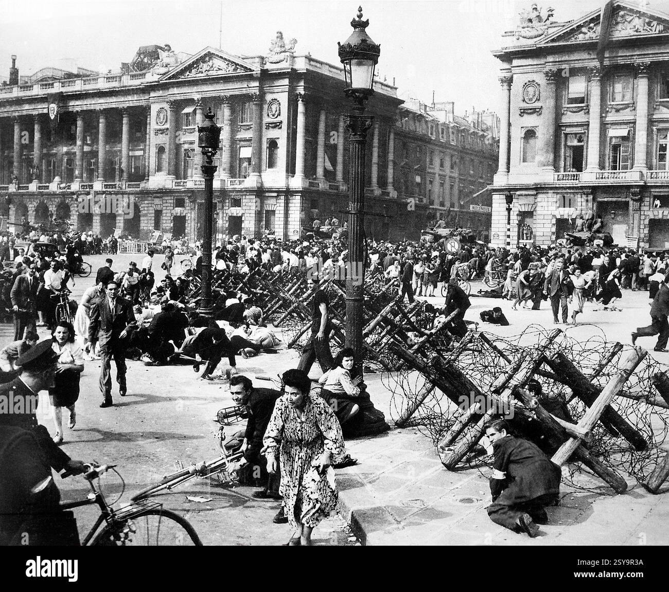 Crowds of Parisians celebrating the entry of Allied troops scattering ...