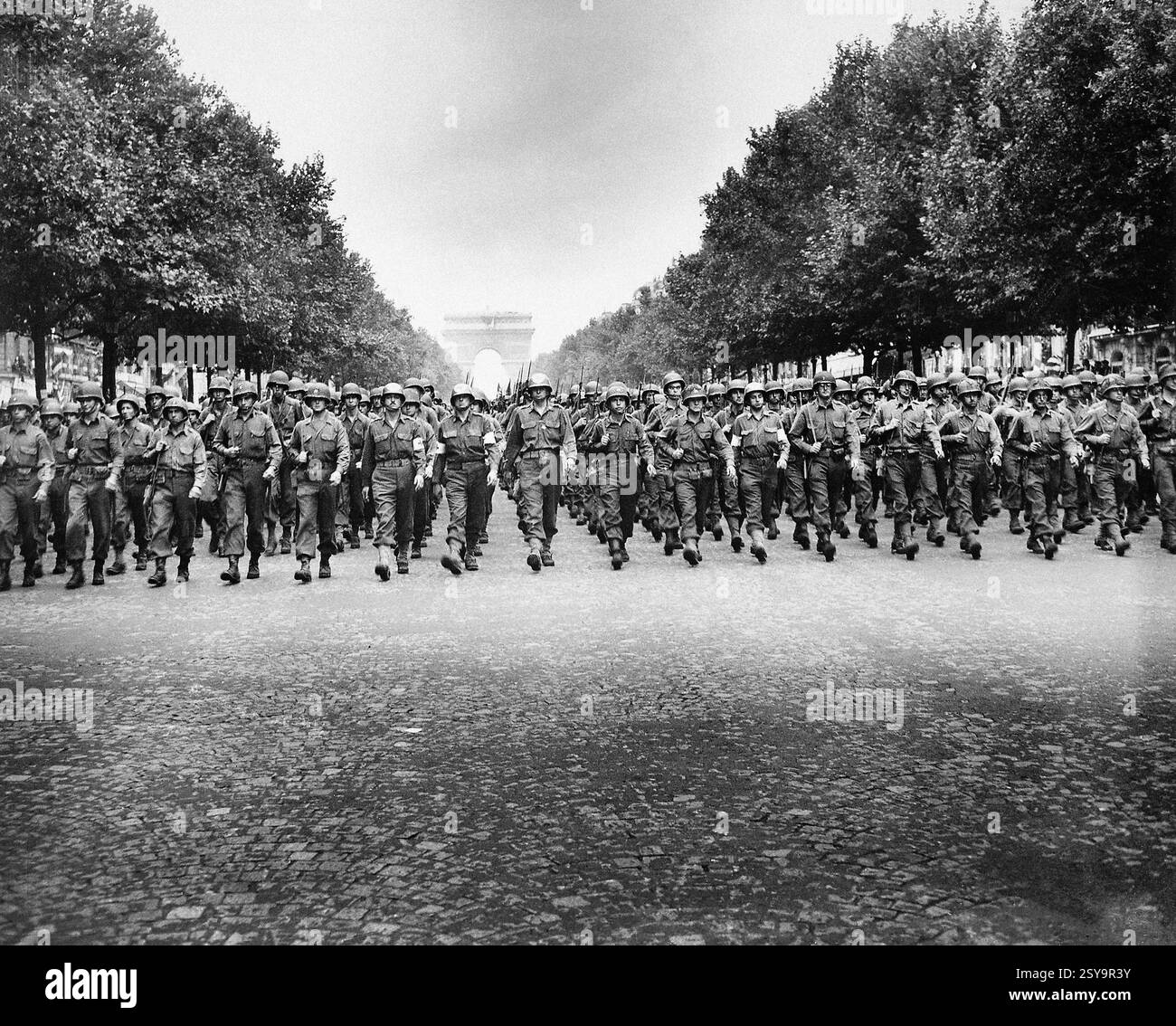 1944 american soldiers march down Black and White Stock Photos & Images ...