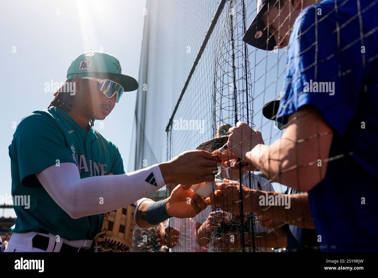 Seattle Mariners' Tai Peete signs autographs before a spring training ...