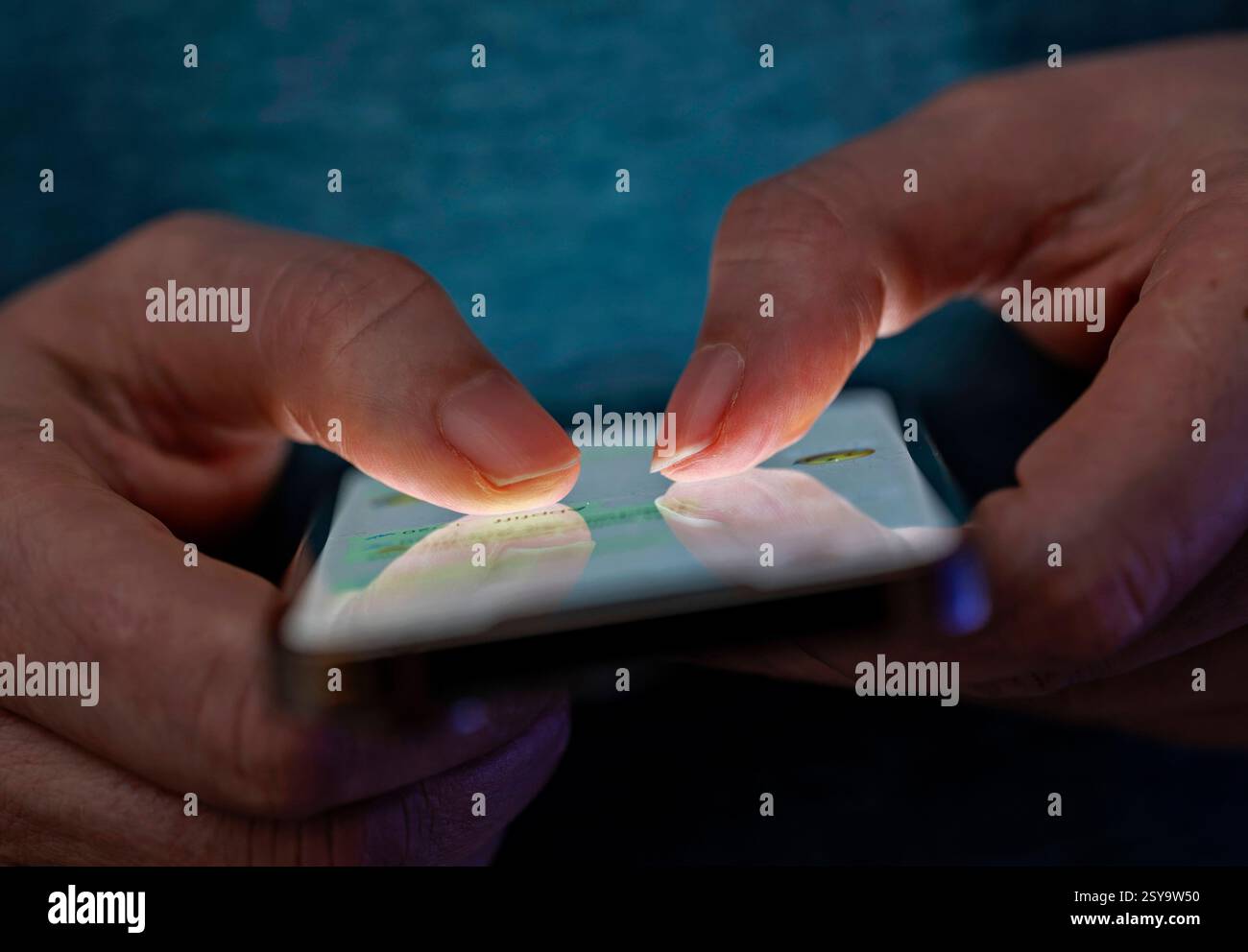 27.02.2025, Thema Smartphone-Nutzung, Frau tippt auf einem Apple ...