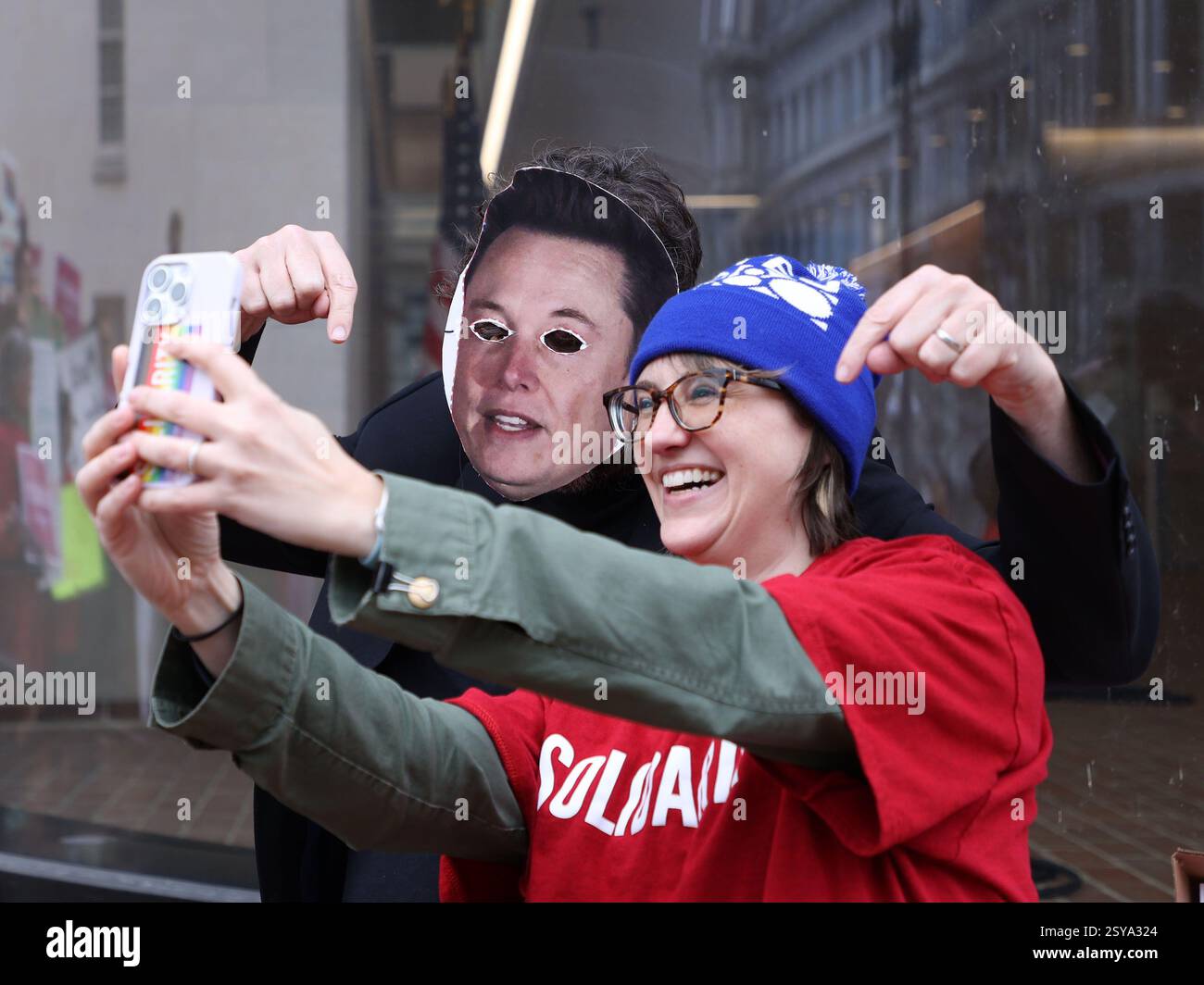 Washington Dc, Virginia, USA. 27th Feb, 2025. A woman take a selfie ...