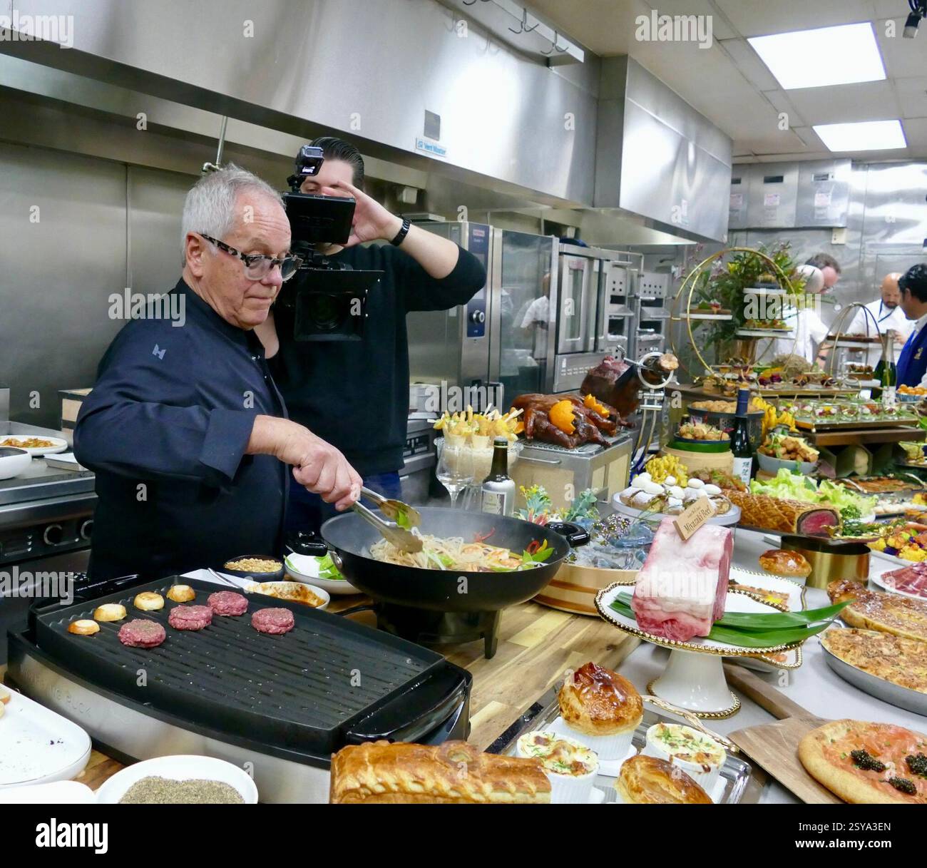 27 February 2025, USA, Los Angeles: Star chef Wolfgang Puck cooks ...