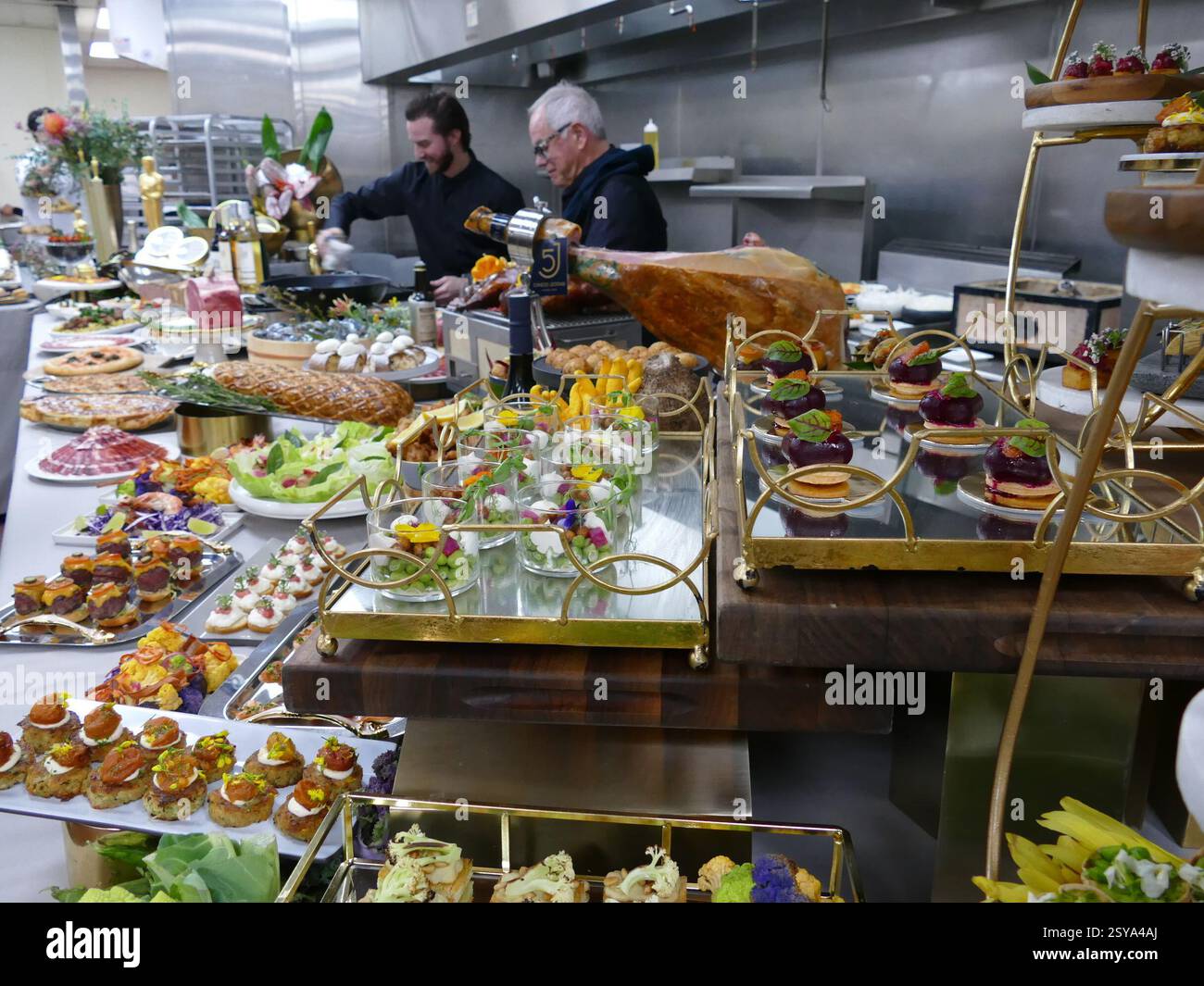 Los Angeles, USA. 27th Feb, 2025. Star chef Wolfgang Puck cooks before ...