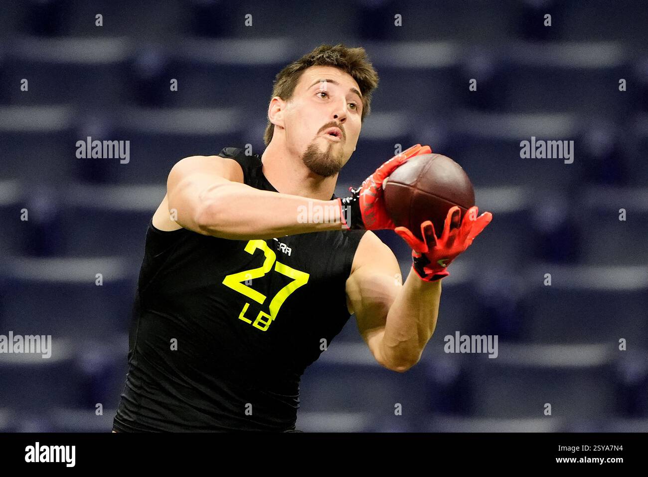 Oklahoma linebacker Danny Stutsman participates in a drill at the NFL ...