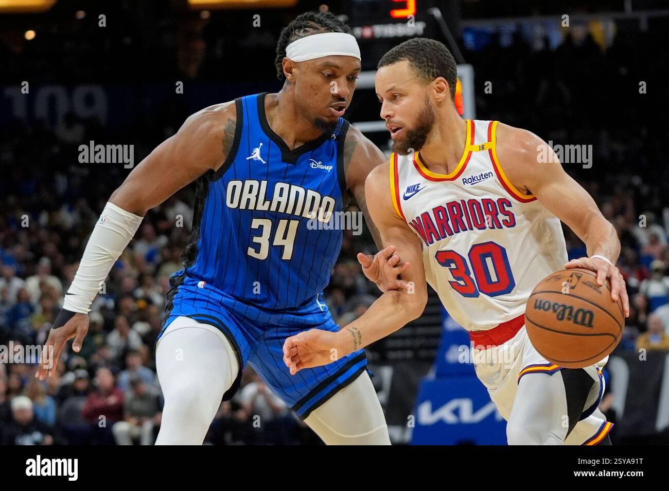 Golden State Warriors guard Stephen Curry (30) drives past Orlando ...