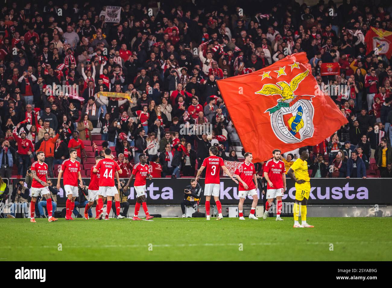 Lisbon, Portugal. 26th Feb, 2025. SL Benfica team celebrates a goal ...