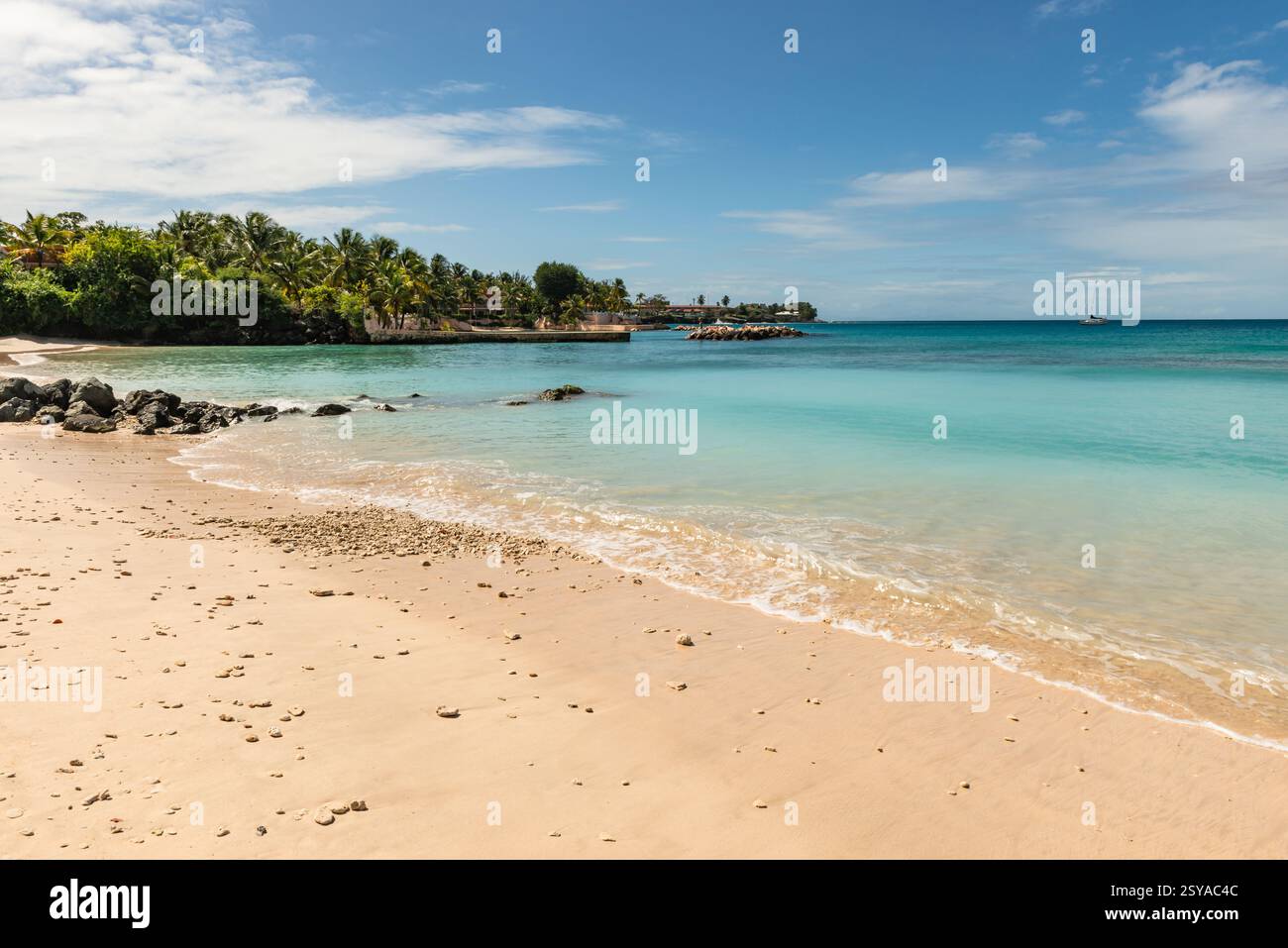 Beautiful curved shore tropical island hi-res stock photography and ...