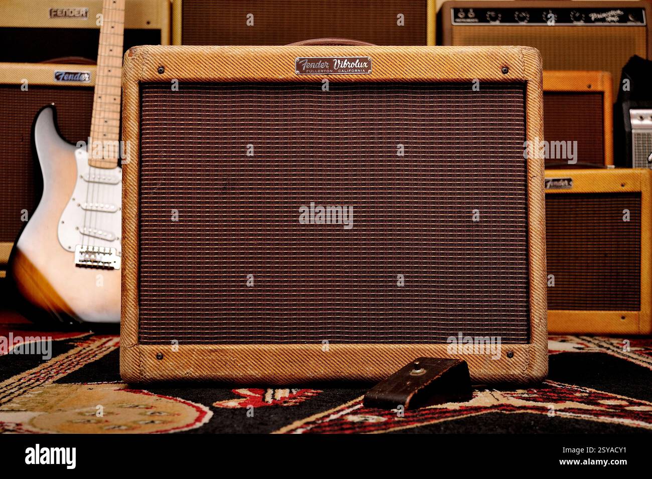 Fender Vibrolux Tweed Vintage Guitar Amplifier Stock Photo - Alamy