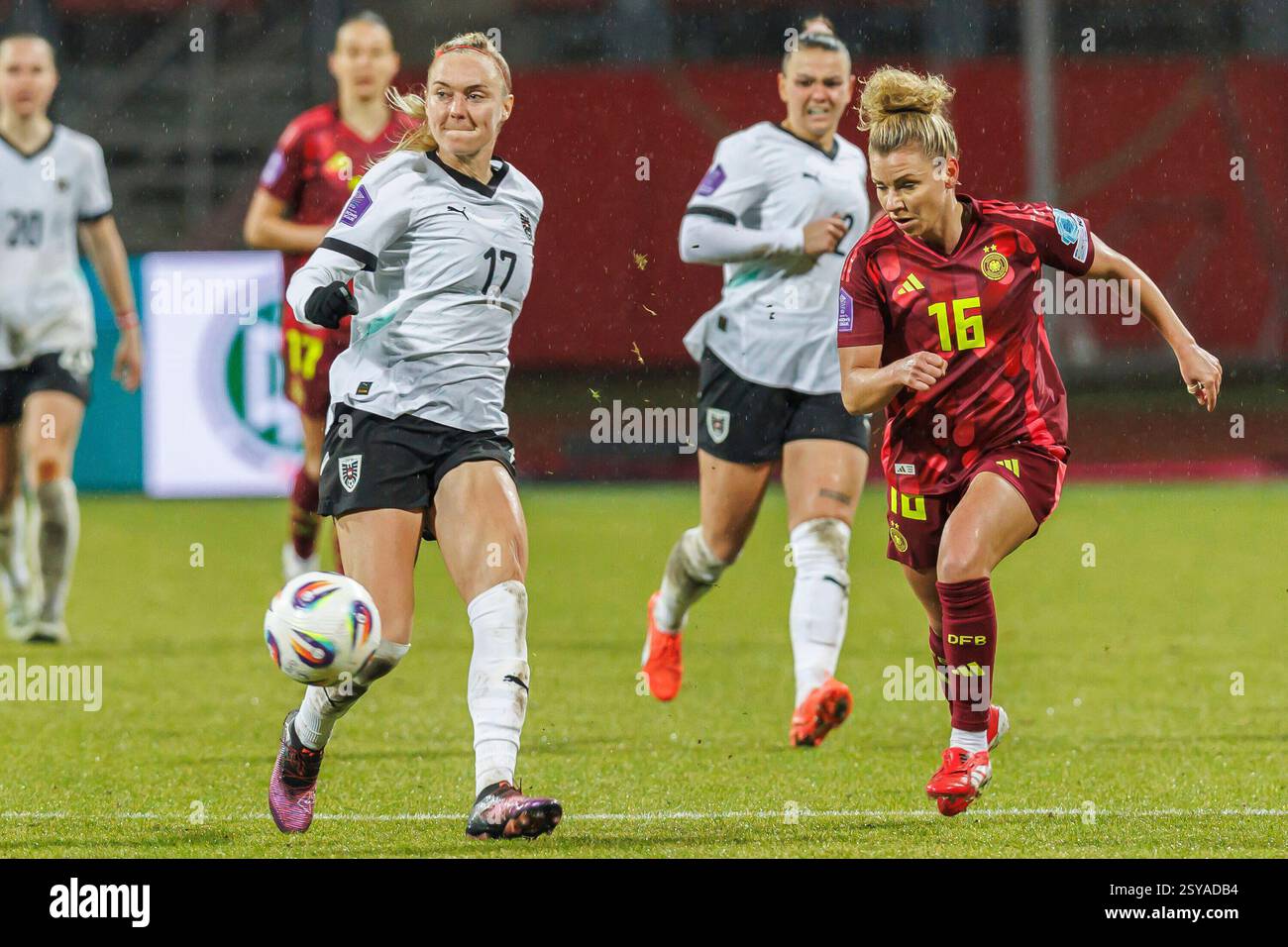 von links: Sarah Puntigam (AUT, 17), Linda Dallmann (GER, 16), 25.02. ...