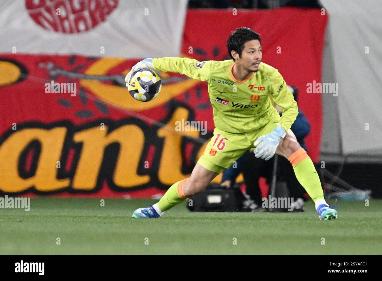 Ajinomoto Stadium, Tokyo, Japan. 26th Feb, 2025. Yohei Takeda (Grampus ...