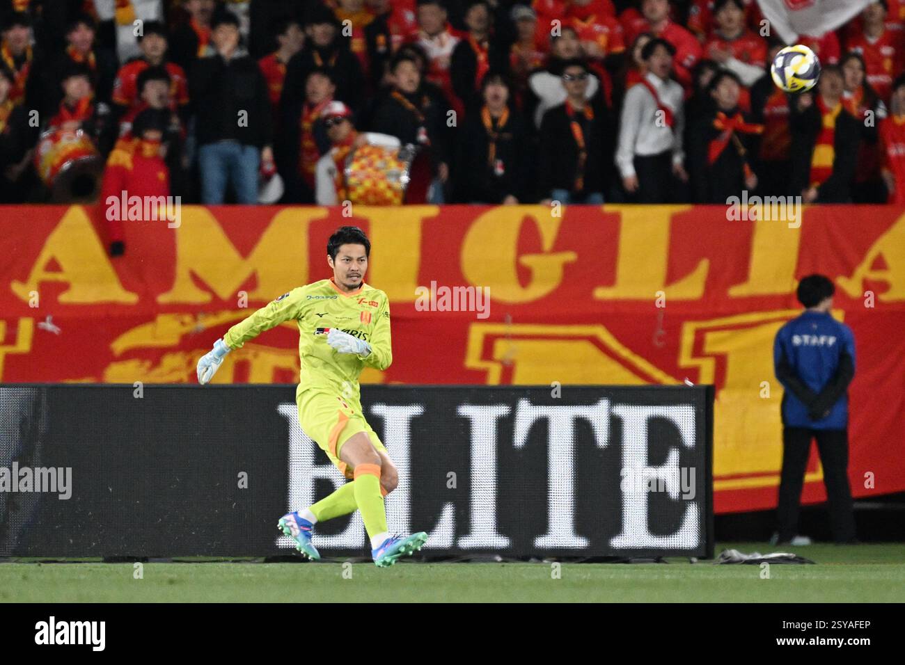 Ajinomoto Stadium, Tokyo, Japan. 26th Feb, 2025. Yohei Takeda (Grampus ...