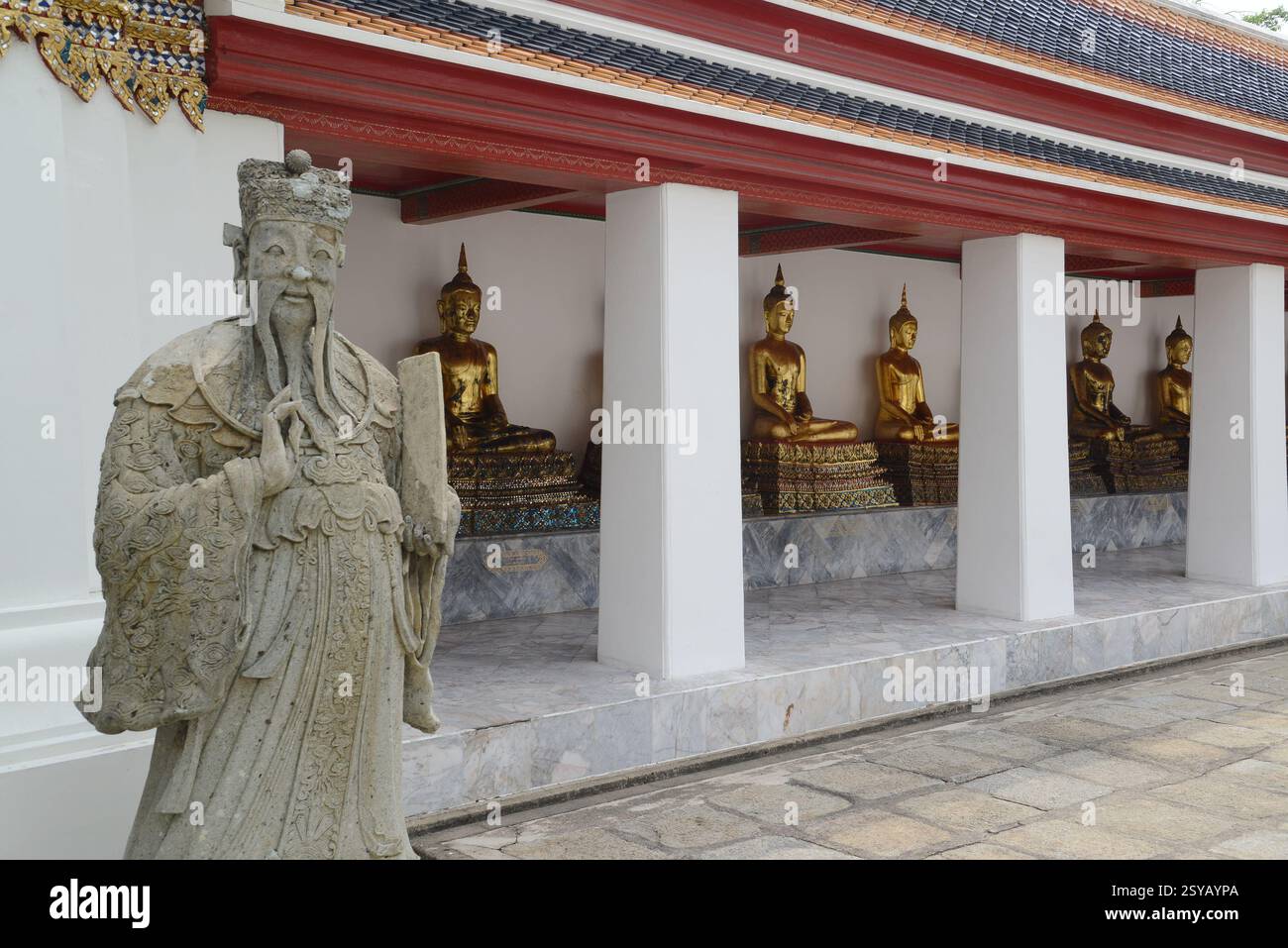 Chinese guardian statue at the gate of Wat Pho Which is one of the ...