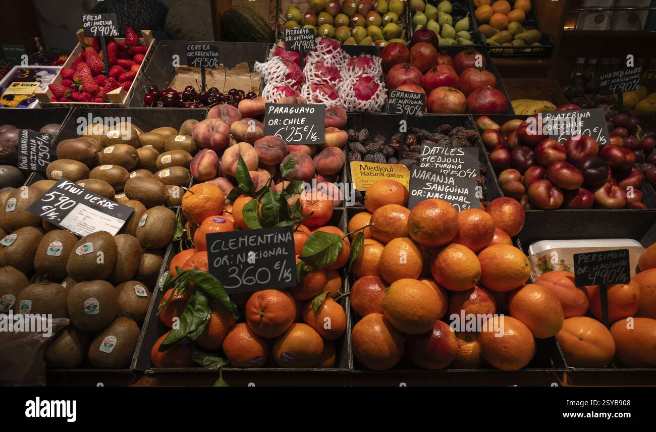Display, kiwi, clementines, oranges, dates, strawberries, fruit, fruit ...