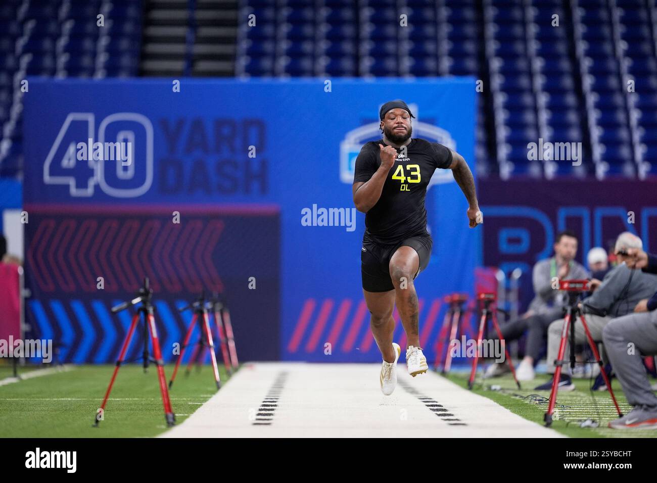 Oregon defensive lineman Jordan Burch runs the 40-yard dash at the NFL ...