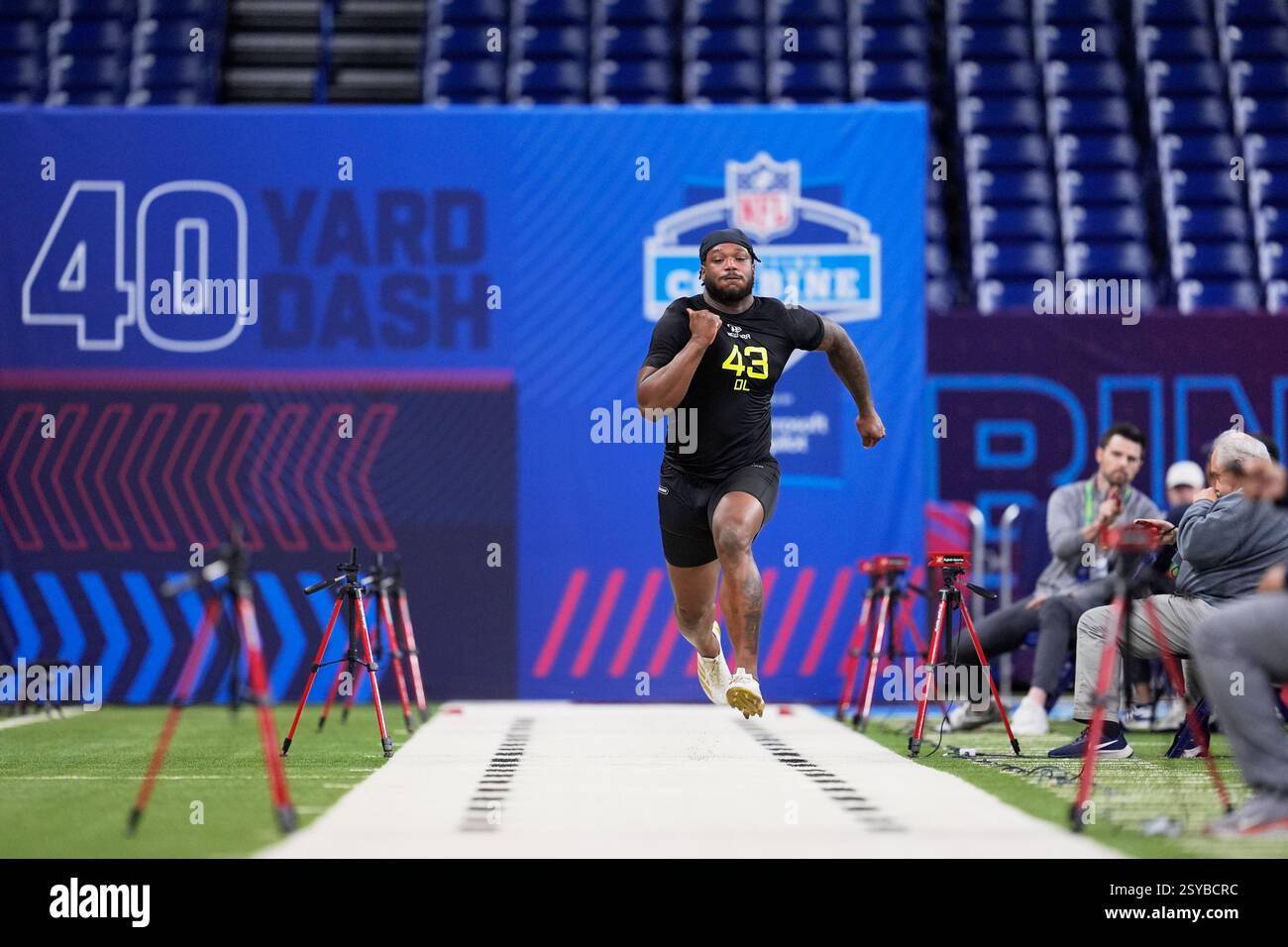 Oregon defensive lineman Jordan Burch runs the 40-yard dash at the NFL ...