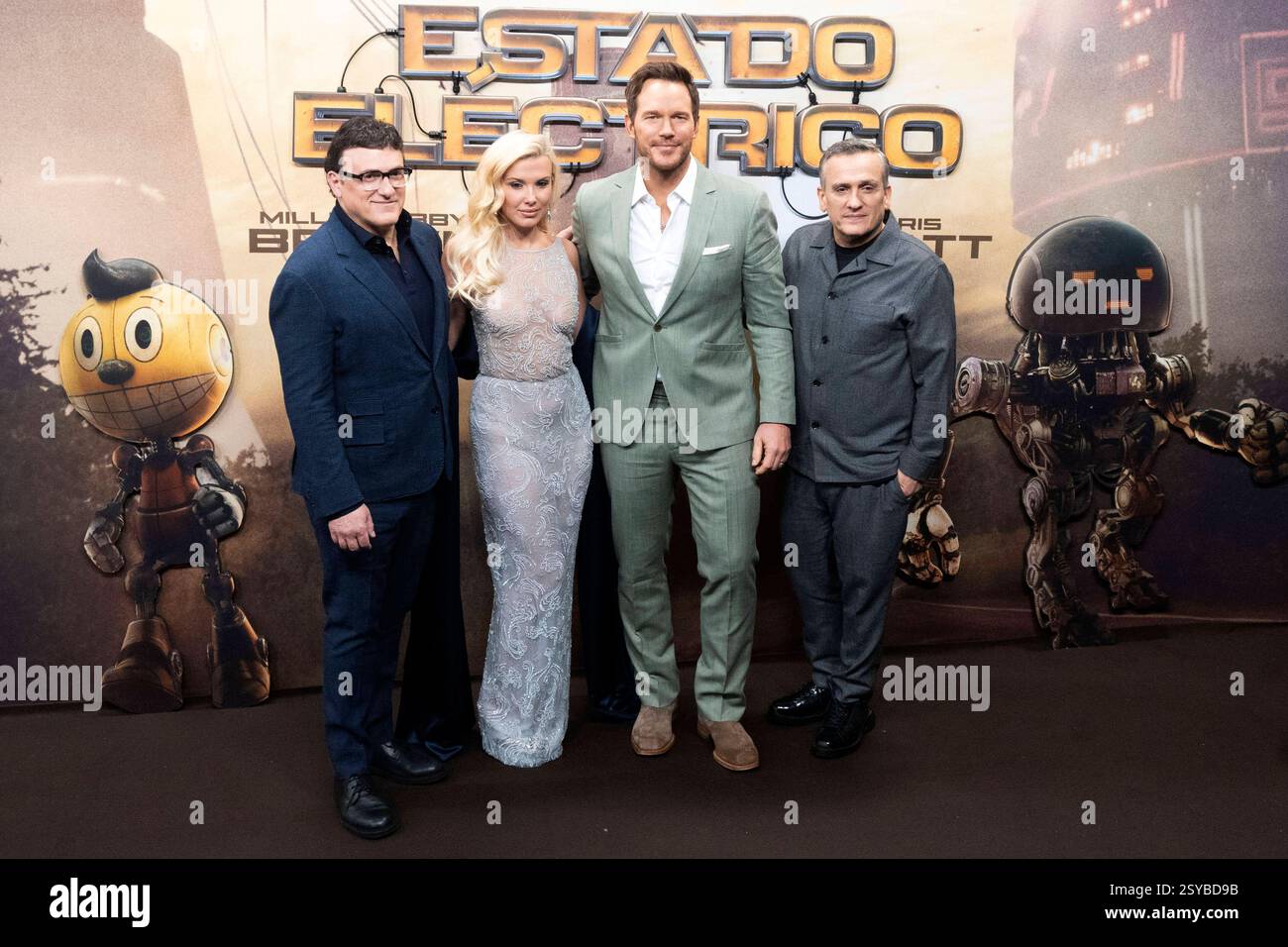 Anthony Russo, Millie Bobby Brown, Chris Pratt und Joe Russo bei der Premiere des Netflix-Films ...