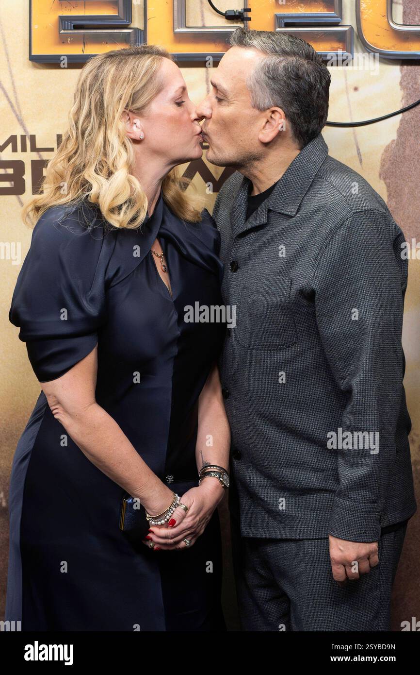 Joe Russo mit Ehefrau Alicia Russo bei der Premiere des Netflix-Films Estado elÃ ctrico / The ...