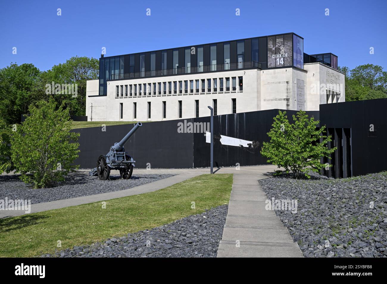 Cannon in front of the Memorial de Verdun, Museum, First World War ...