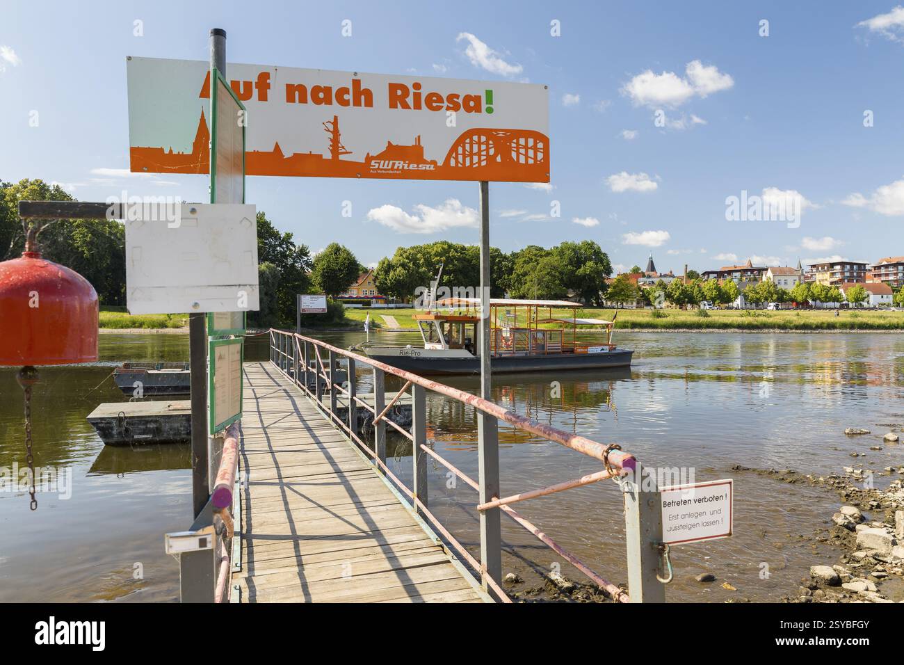 Trips dock docking ferries hi-res stock photography and images - Alamy
