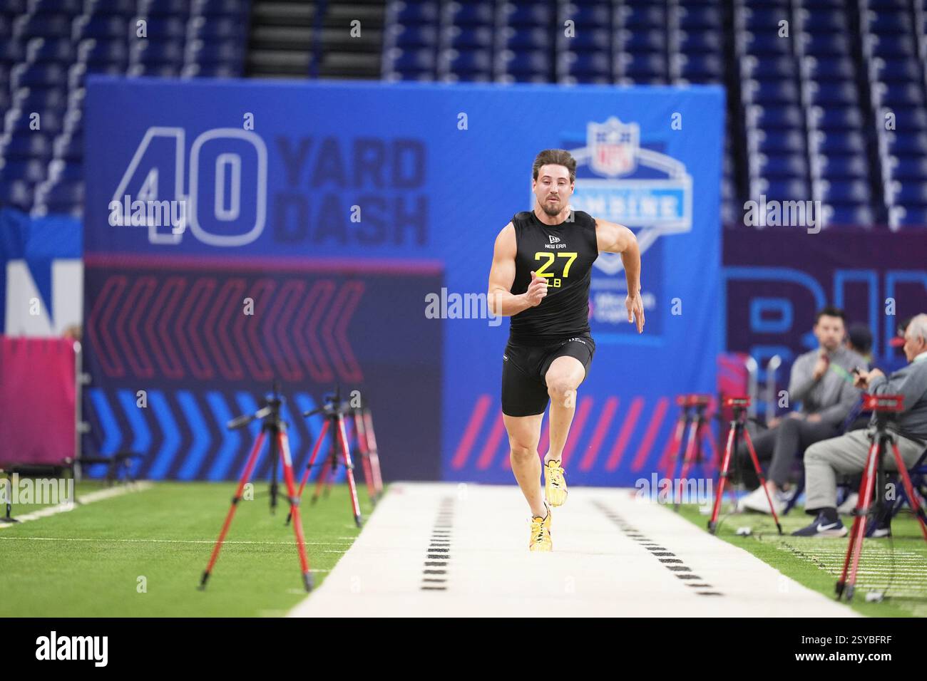 Oklahoma linebacker Danny Stutsman runs the 40-yard dash at the NFL ...
