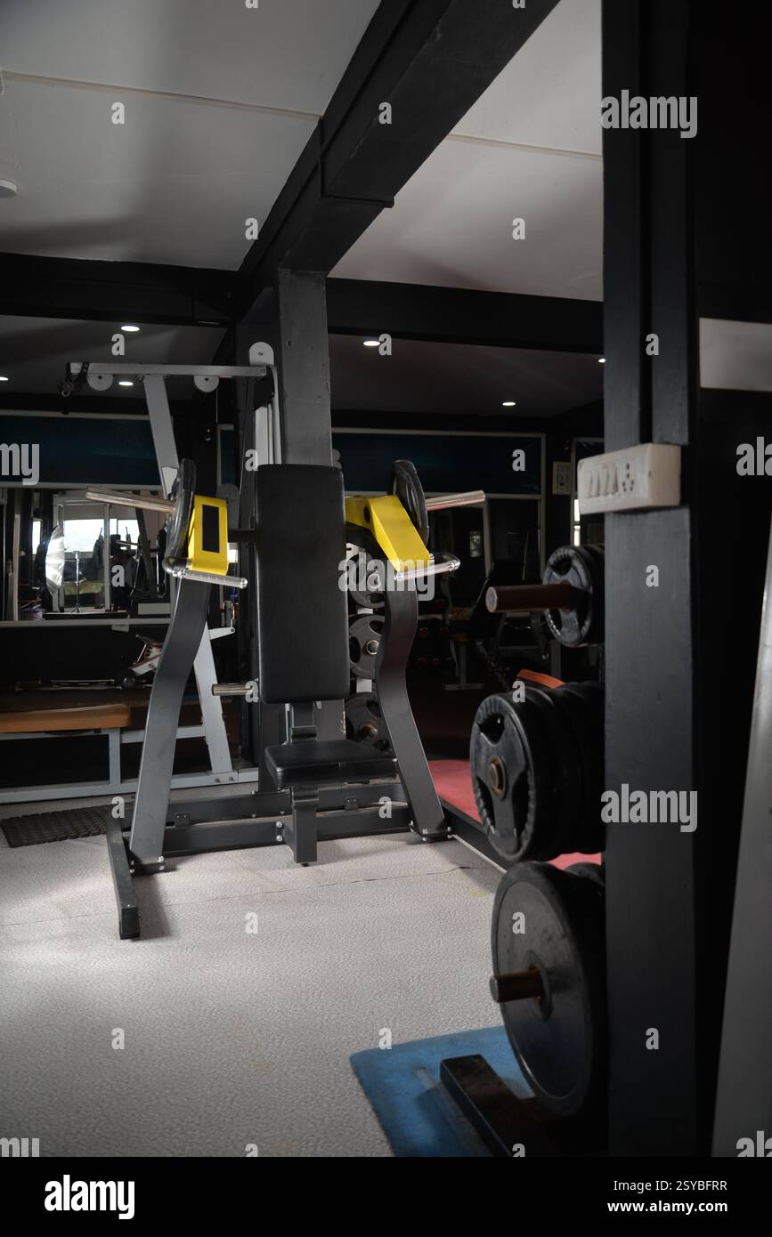 Leg raise machine hi-res stock photography and images - Alamy