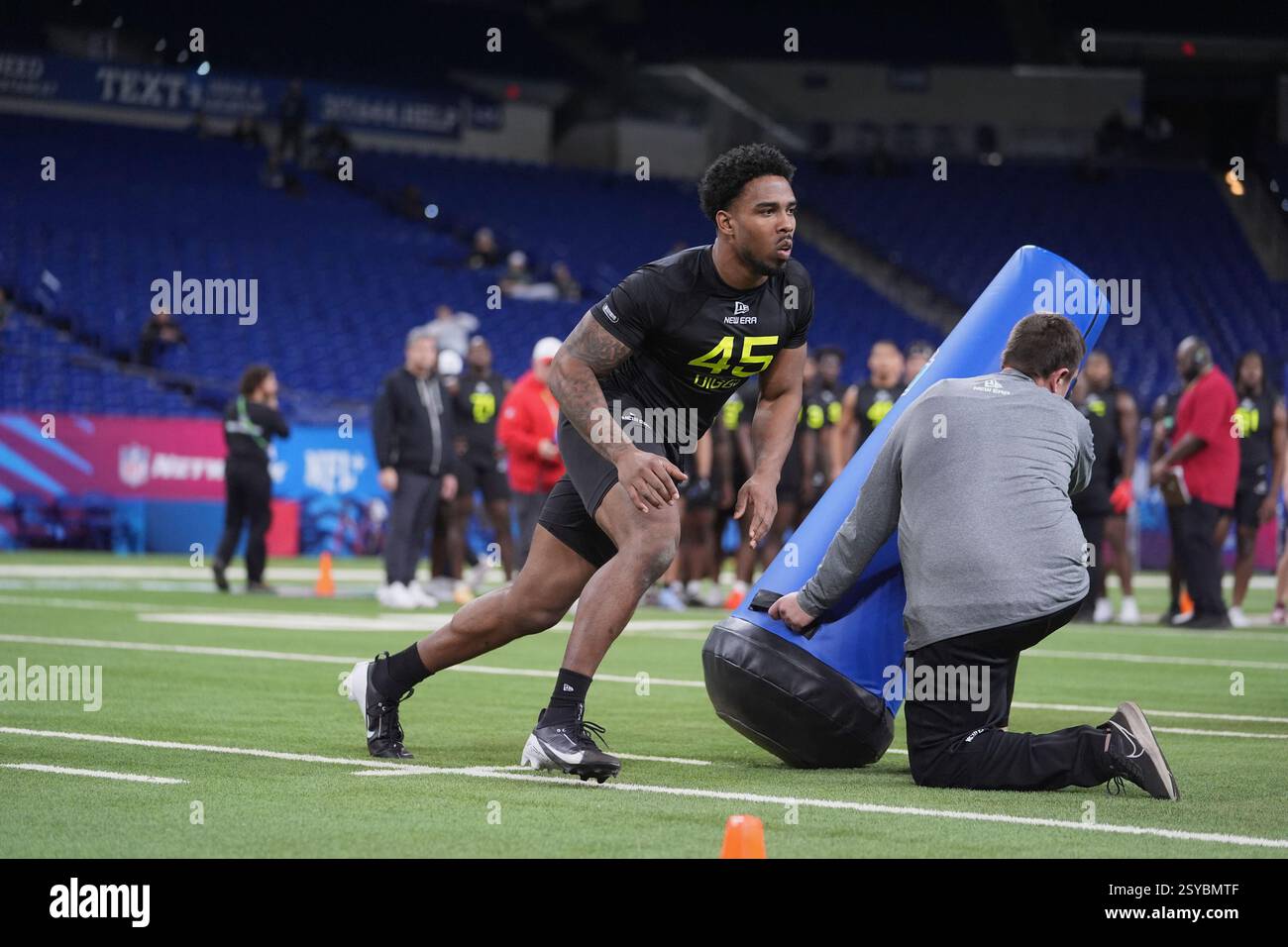 Arkansas defensive lineman Landon Jackson stretches before he runs a ...