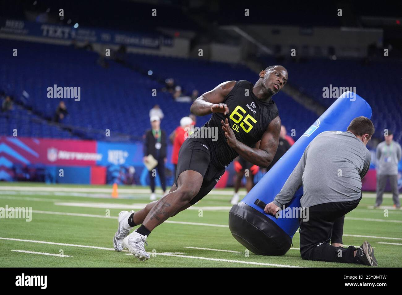 Arkansas defensive lineman Landon Jackson stretches before he runs a ...