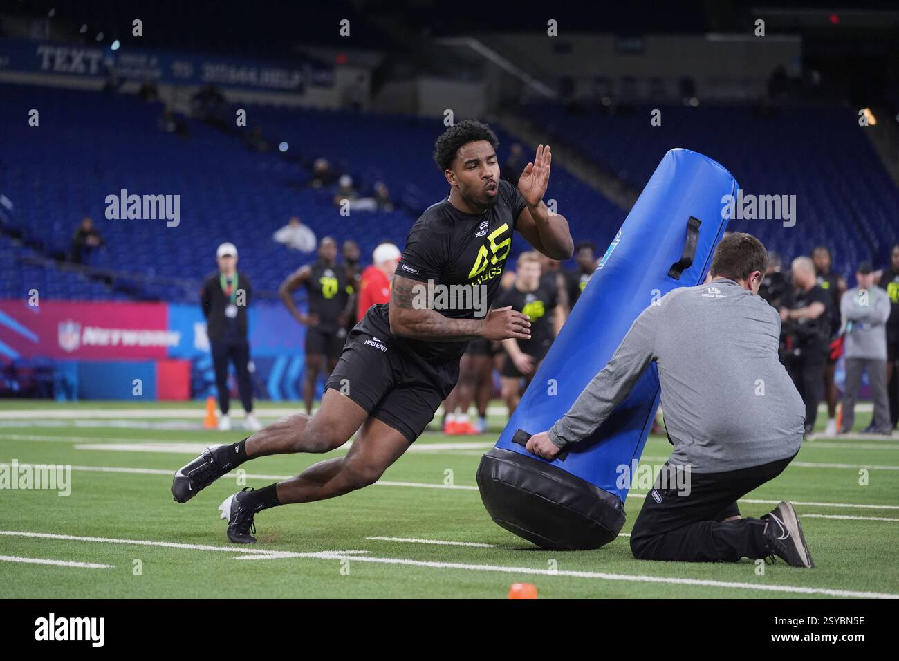 Arkansas defensive lineman Landon Jackson stretches before he runs a ...