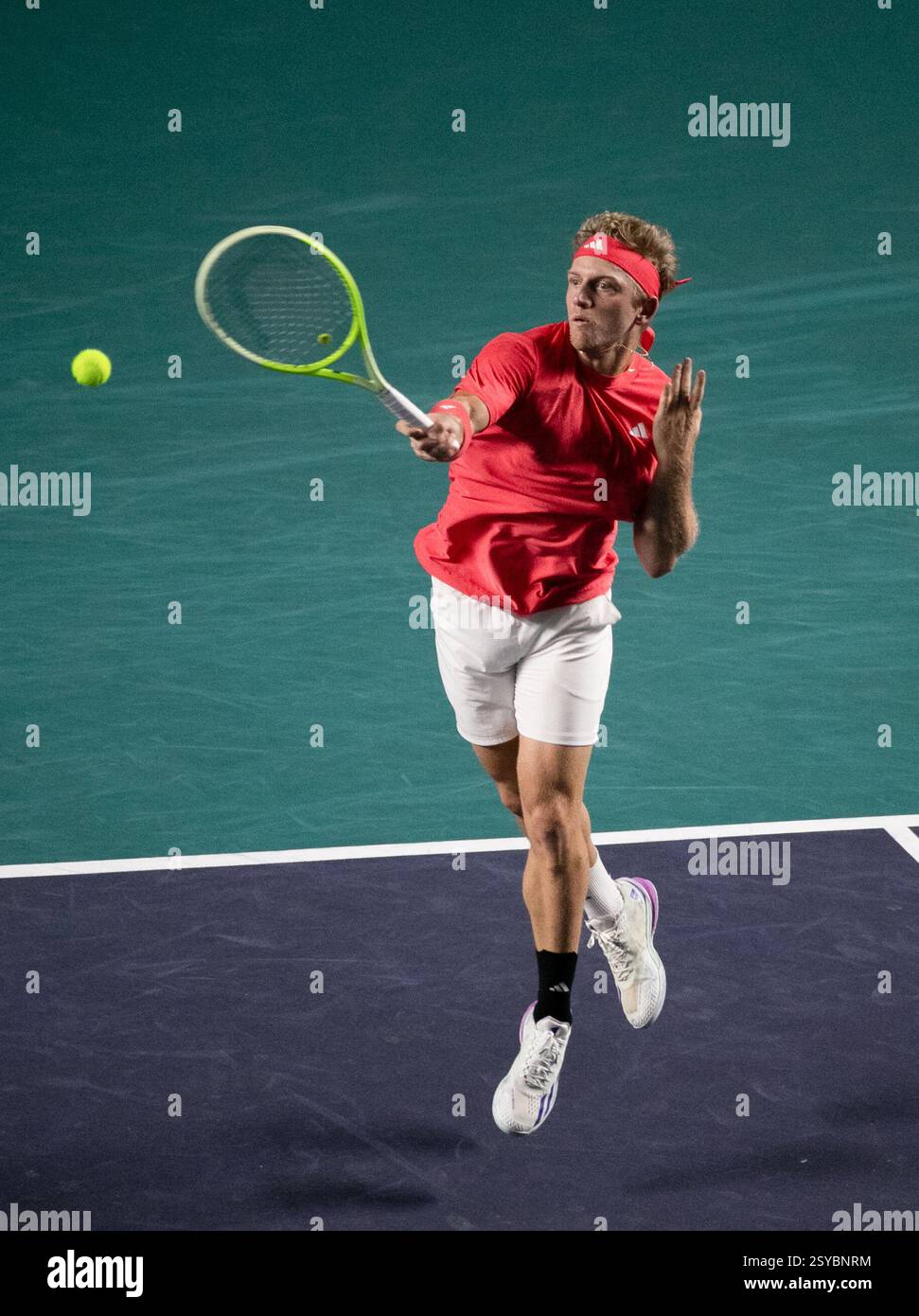 (250228) -- ACAPULCO, Feb. 28, 2025 (Xinhua) -- Alejandro Davidovich Fokina of Spain hits a ...