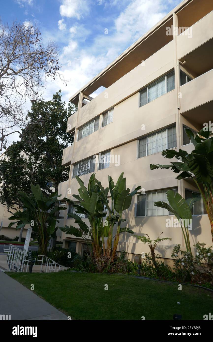 Beverly Hills, California, USA 27th February 2025 Actress Esther Fox ...